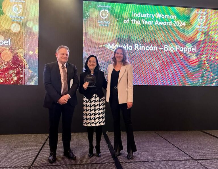 Directora Corporativa de Finanzas de Bio Pappel recibe el premio como ...