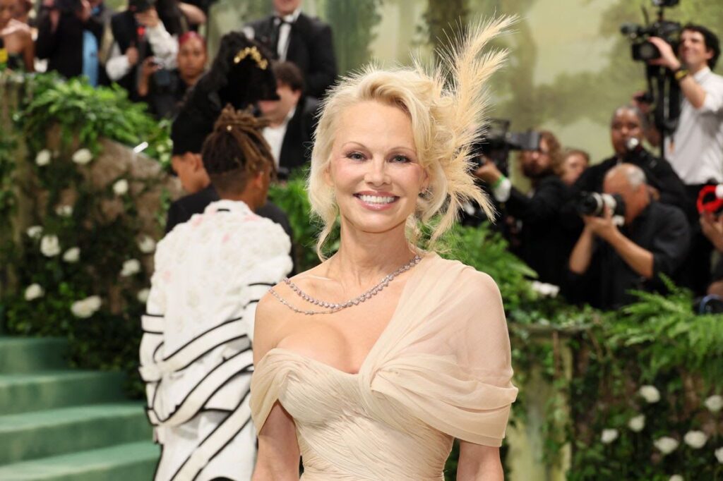 Pamela Anderson asiste a la primera Met Gala con Pandora Lab-Grown ...